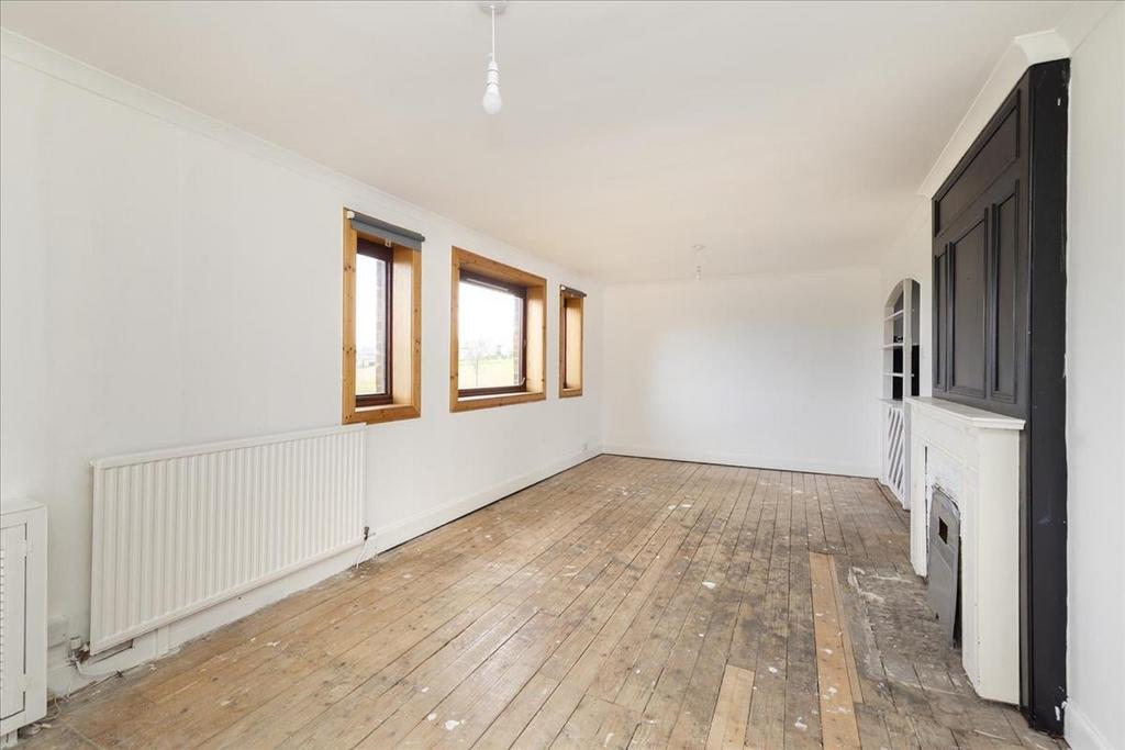13 Moredun Park View, Edinburgh, EH17 3 bed flat - £135,000