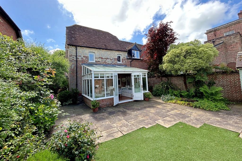 Sturminster Marshall 2 bed semi-detached house - £1,400 pcm (£323 pw)