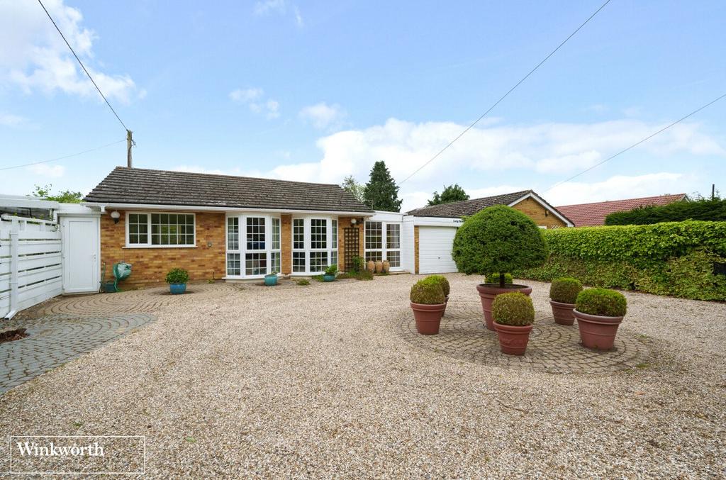 Silchester Road, Pamber Heath... 4 bed bungalow for sale - £465,000
