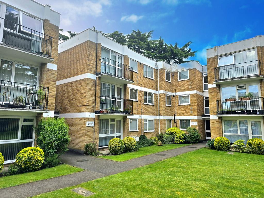 Hamlet Court, Village Road, Enfield 2 bed apartment - £1,650 pcm (£381 pw)