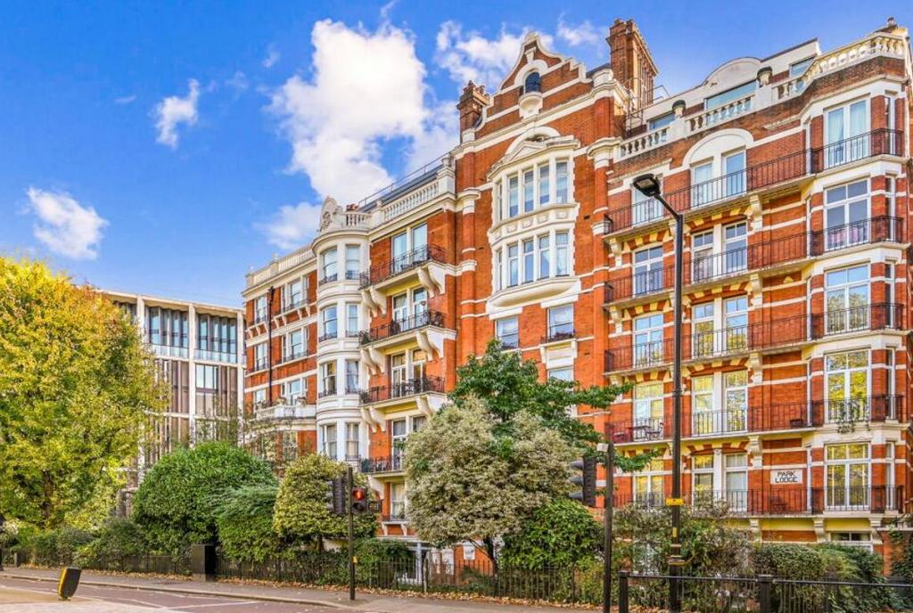 Wellington Court, Knightsbridge... 5 bed apartment - £12,000 pcm (£2,769 pw)