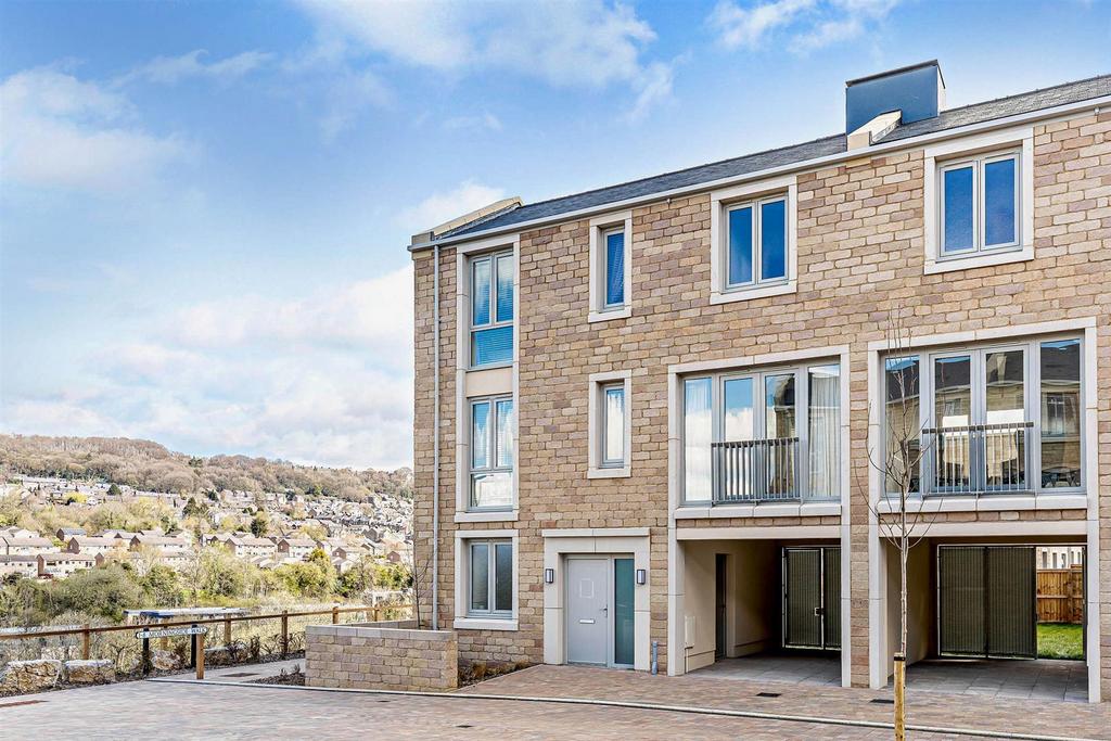 Park Crescent, Matlock DE4 4 bed townhouse - £1,850 pcm (£427 pw)