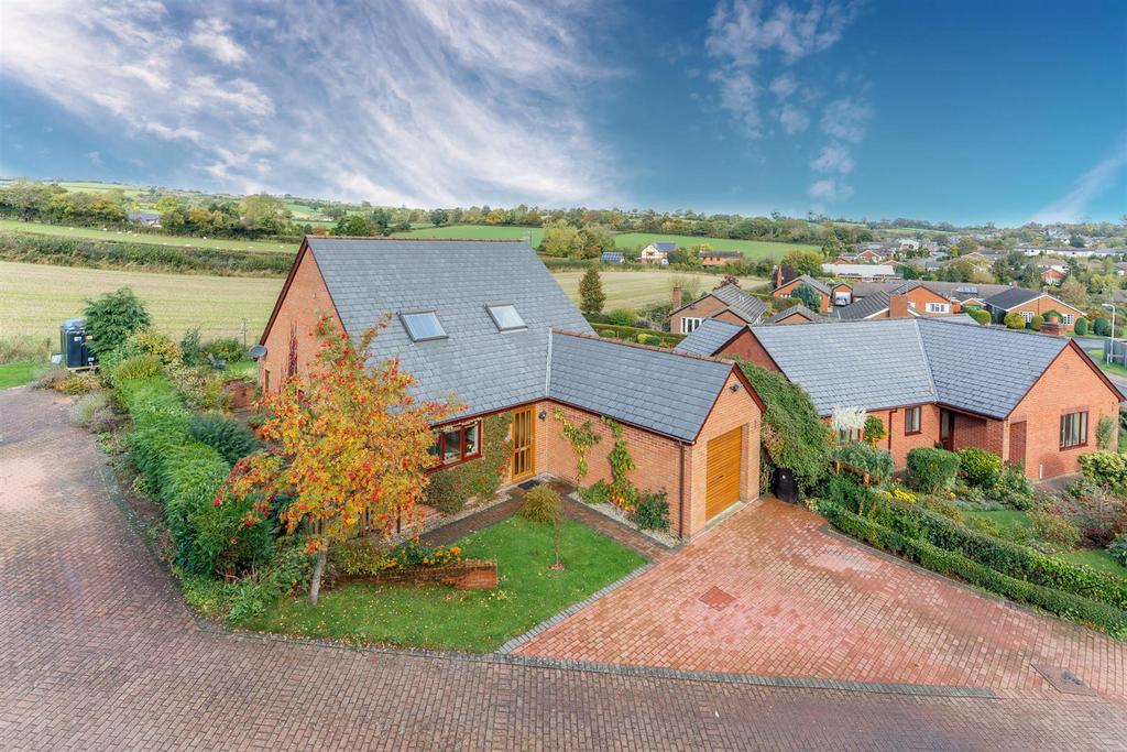 11 The Novers, Bishops Castle, SY9 5DN 3 bed detached house - £350,000
