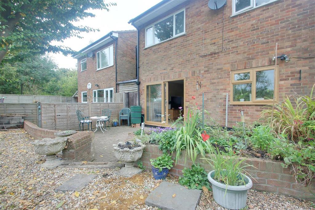 Marsworth Road, Pitstone 2 bed flat - £250,000