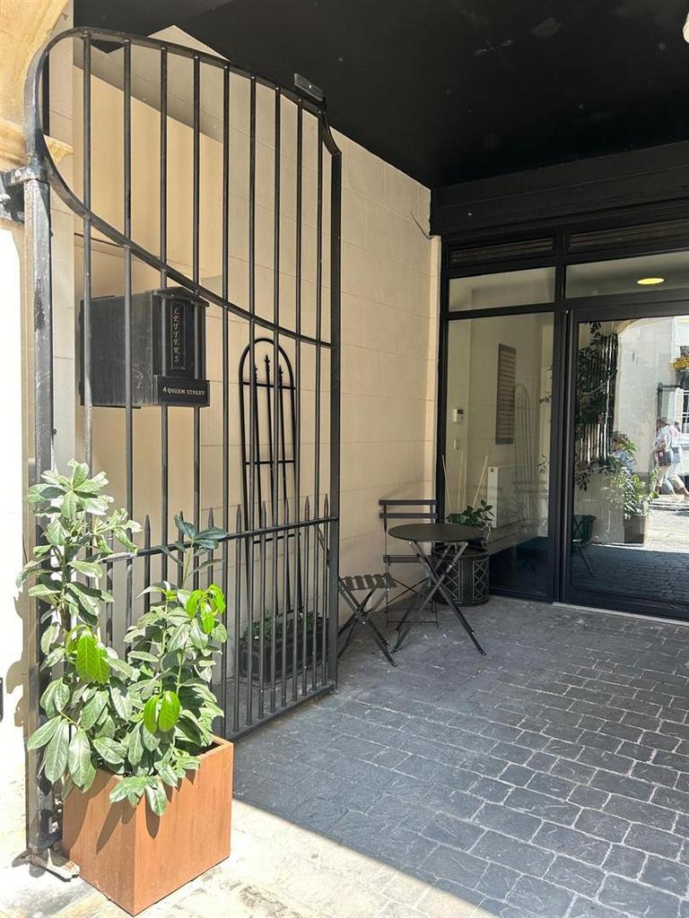 Queen Street | Bath | BA1 1HE Property to rent - £1,100 pcm (£254 pw)