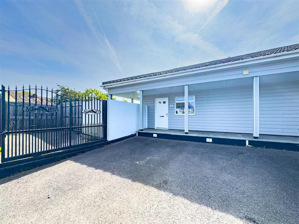 Rawreth Lane, Wickford SS11 2 bed terraced bungalow for sale - £250,000