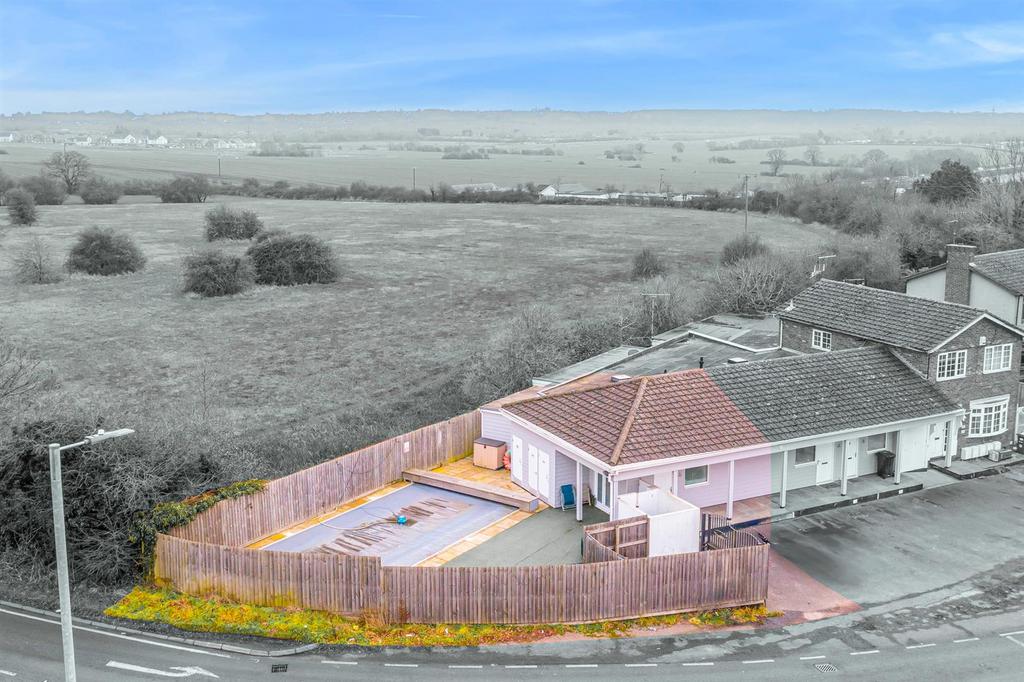 Rawreth Lane, Wickford SS11 2 bed terraced bungalow - £250,000