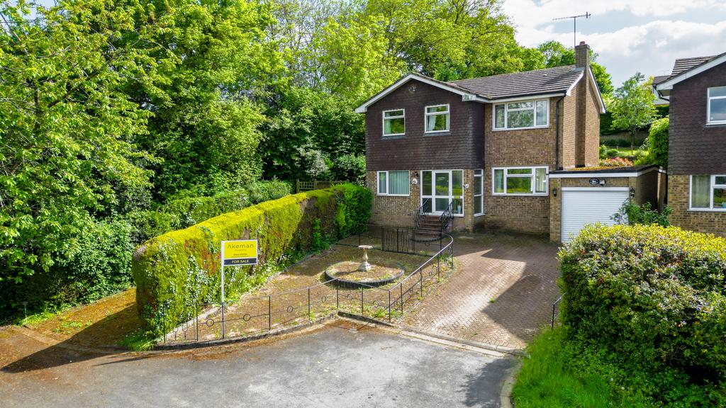Fieldway, Berkhamsted HP4 4 bed detached house for sale - £950,000