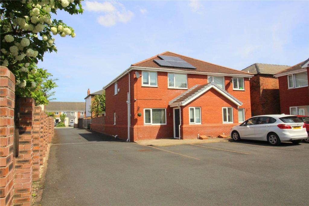 Holland Close, Southport, Sefton, PR8 3 bed semi-detached house - £210,000