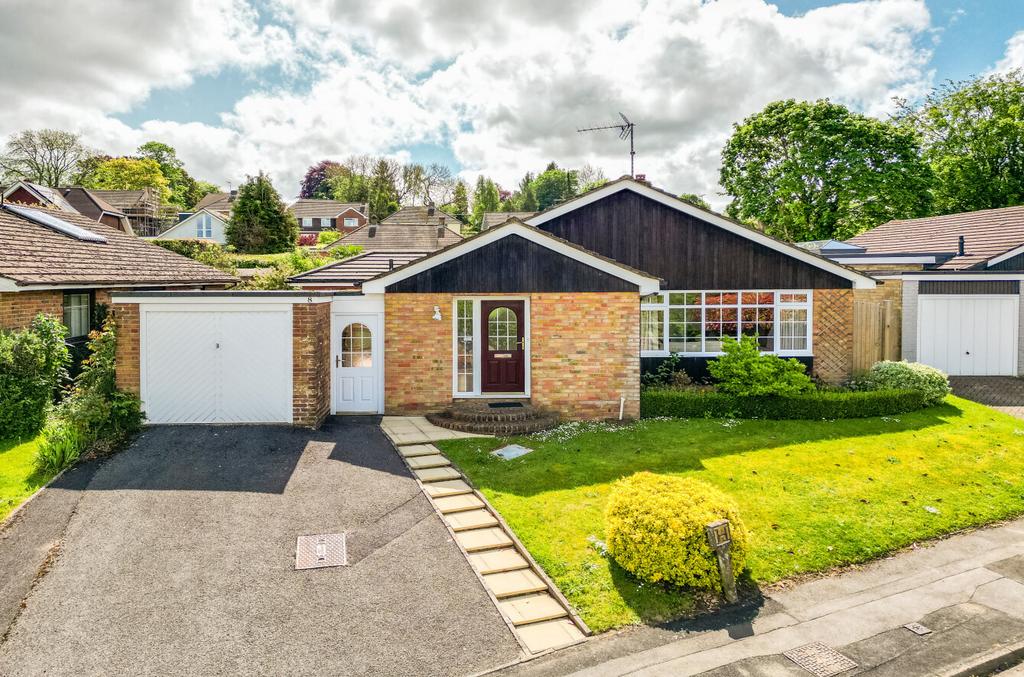 Will Hall Close, Alton, Hampshire, GU34 3 bed bungalow for sale - £545,000