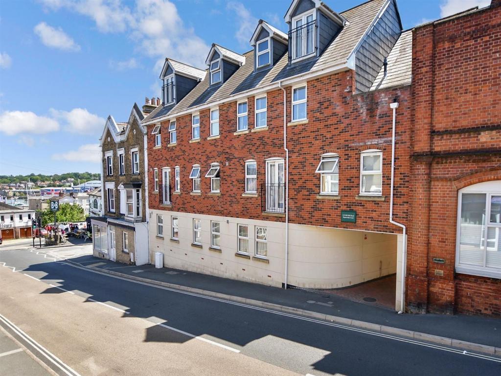 6 Mill Hill Road Cowes PO31 2 bed ground floor flat - £900 pcm (£208 pw)