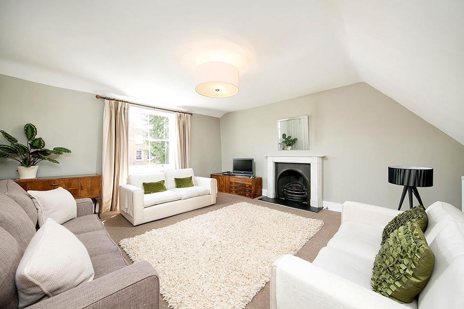 Sheen Road, Richmond, TW9 3 bed apartment - £6,000 pcm (£1,385 pw)