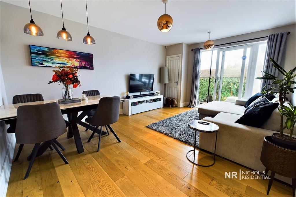 East Street, Epsom, Surrey. KT17 2 bed flat - £400,000