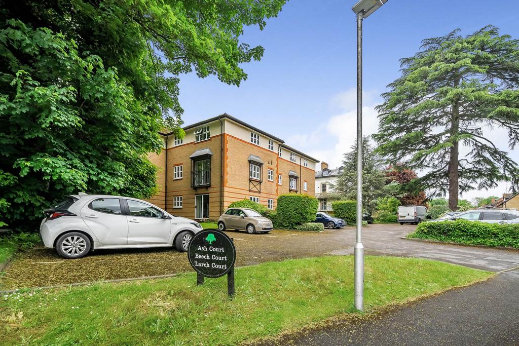 Balmore Park, Reading RG4 2 bed apartment - £299,950