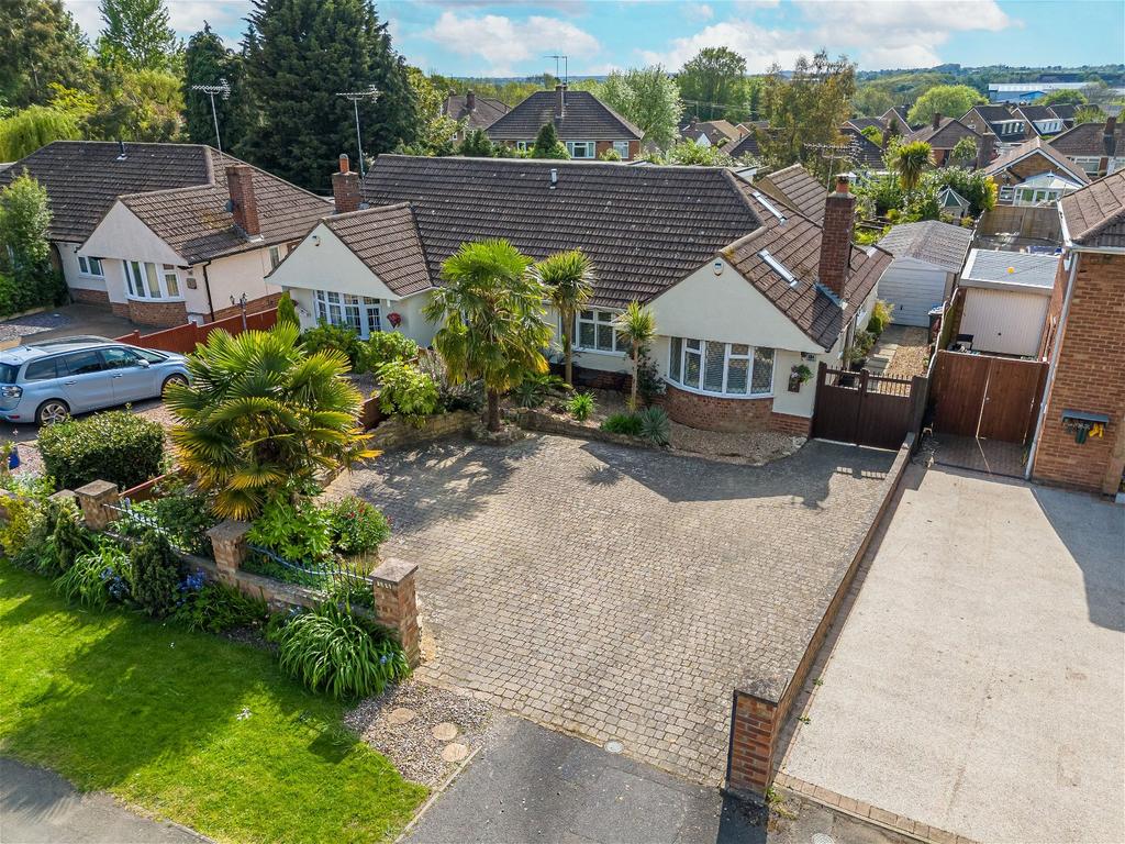 Polwell Lane, Kettering NN15 3 bed semi-detached bungalow - £395,000