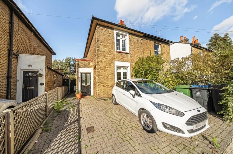 Hawks Road, Kingston Upon Thames, KT1 3 bed house - £2,500 pcm (£577 pw)