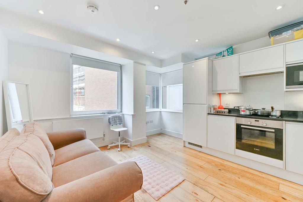 High Street, Central Croydon... 2 bed flat - £200,000
