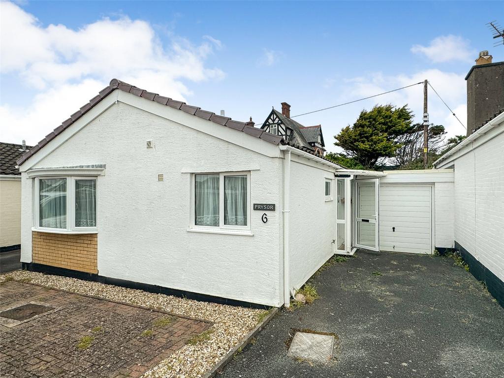 Talyllyn Drive, Tywyn, Gwynedd, LL36 2 bed bungalow - £165,000