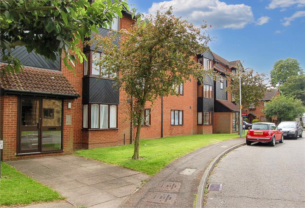 Amberley Way, Uxbridge Studio to rent - £950 pcm (£219 pw)