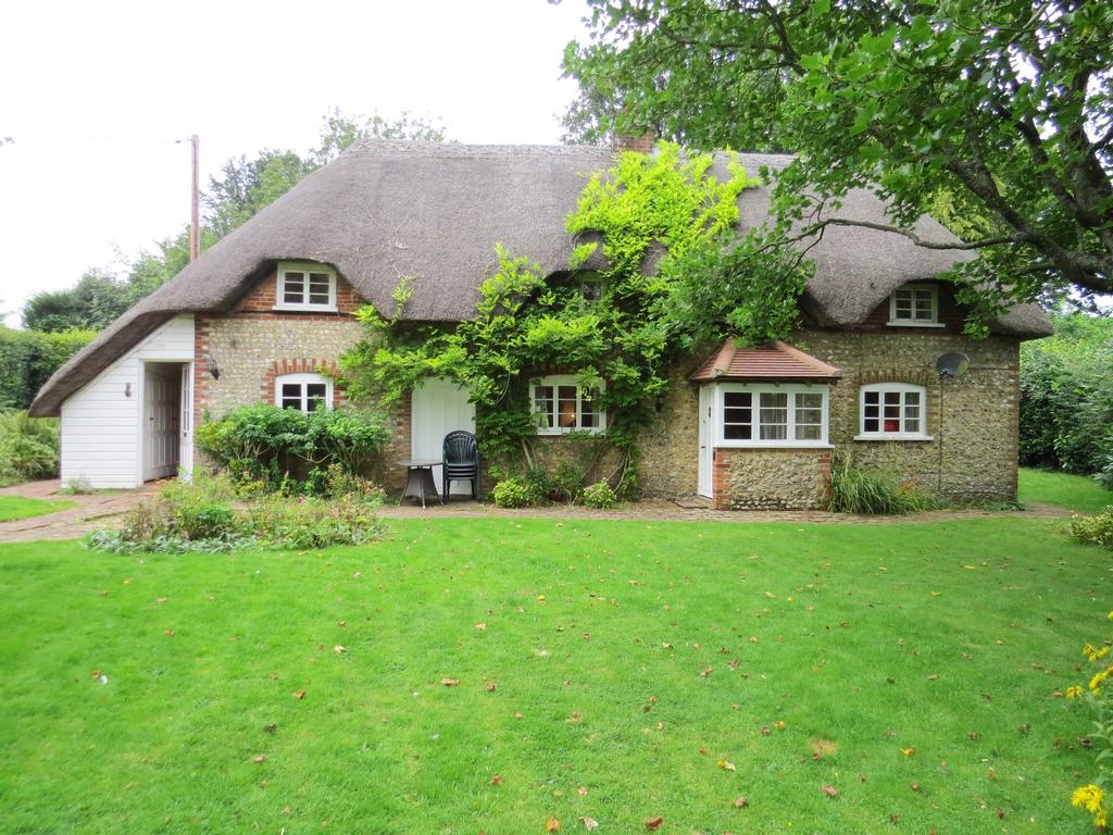 Froxfield, Petersfield, Hampshire, GU32 3 bed detached house - £3,500 ...
