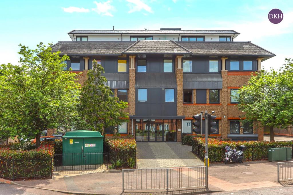 Aldenham Road, Bushey WD23 2 bed apartment - £1,850 pcm (£427 pw)