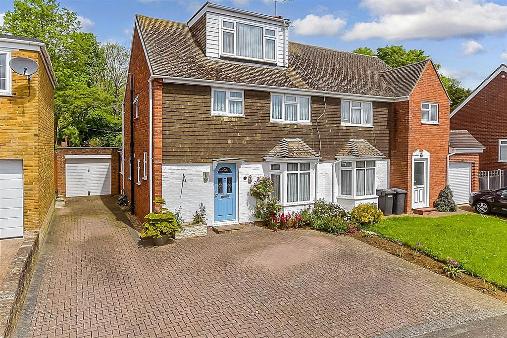 Spruce Close, Larkfield, Aylesford, Kent 4 bed semi-detached house - £ ...