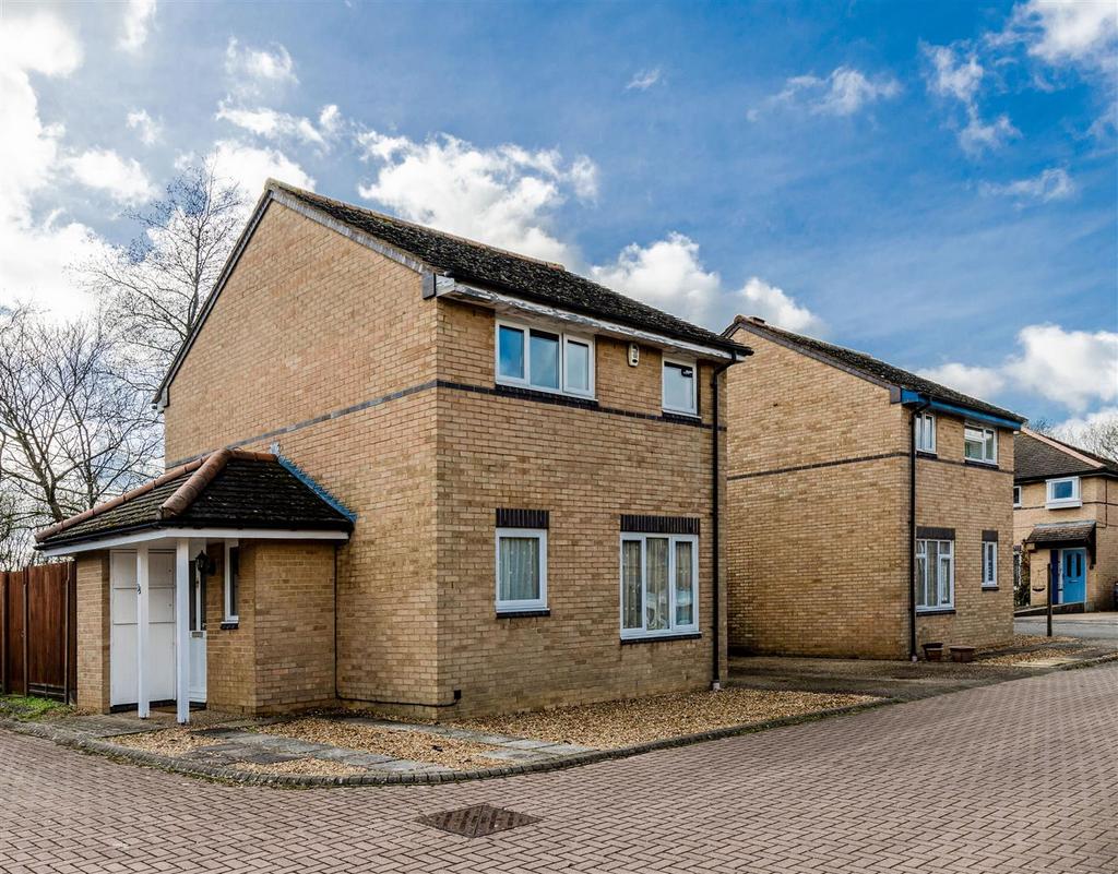 Greenhill Close, Loughton 3 bed link detached house - £1,495 pcm (£345 pw)