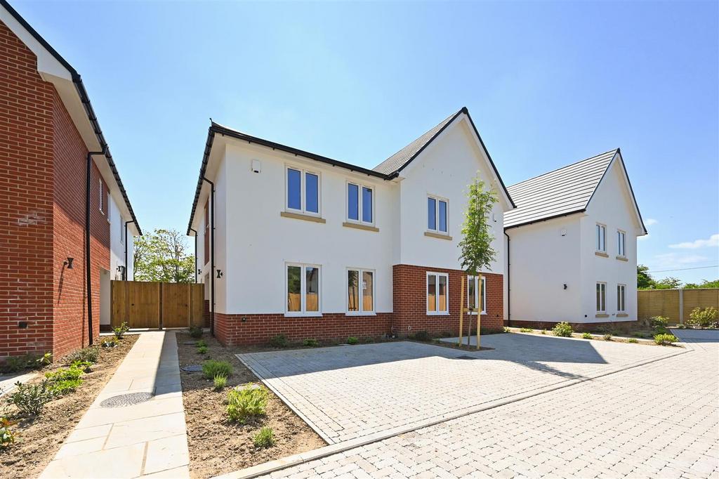 Stream Side Gardens, Pagham 3 bed semi-detached house - £425,000