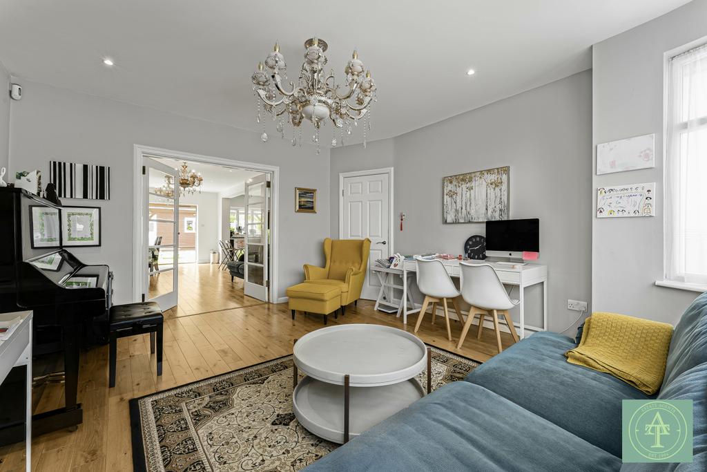 Chestnut Close, London, N14 6 bed detached house - £1,350,000
