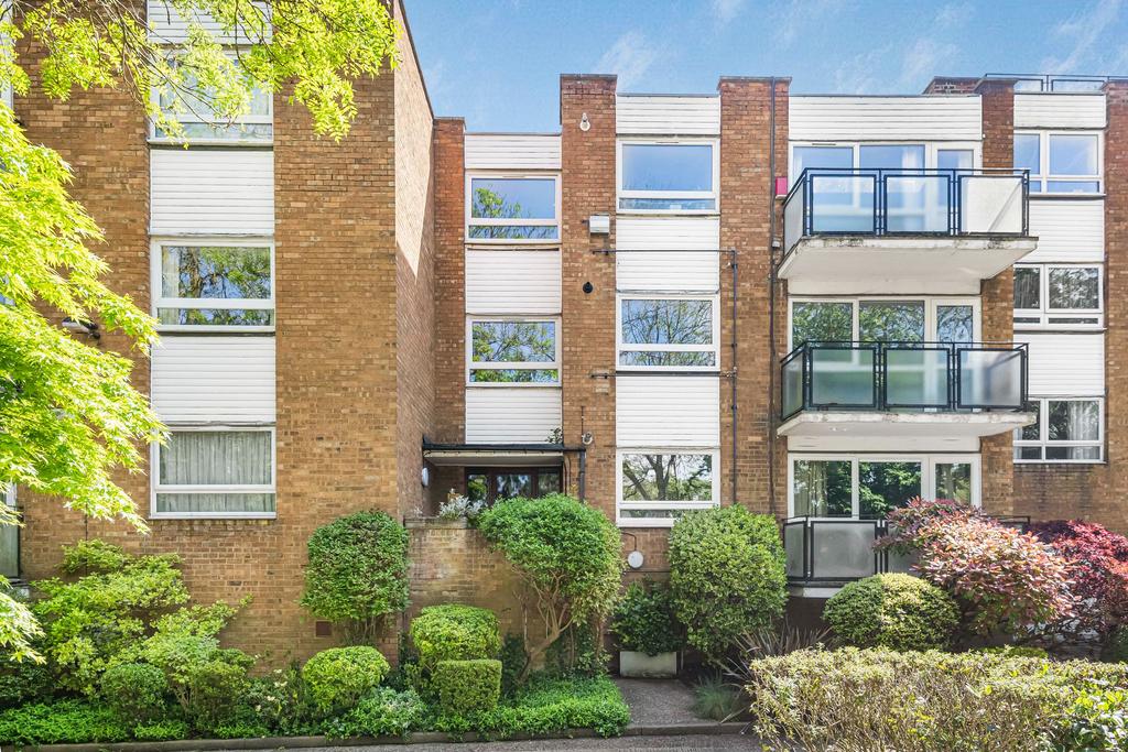 Edward Court, London Road, Harrow on... 2 bed apartment - £425,000