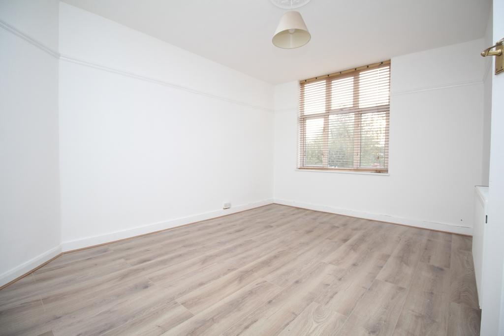Falconwood Parade Welling DA16 3 bed maisonette - £1,800 pcm (£415 pw)
