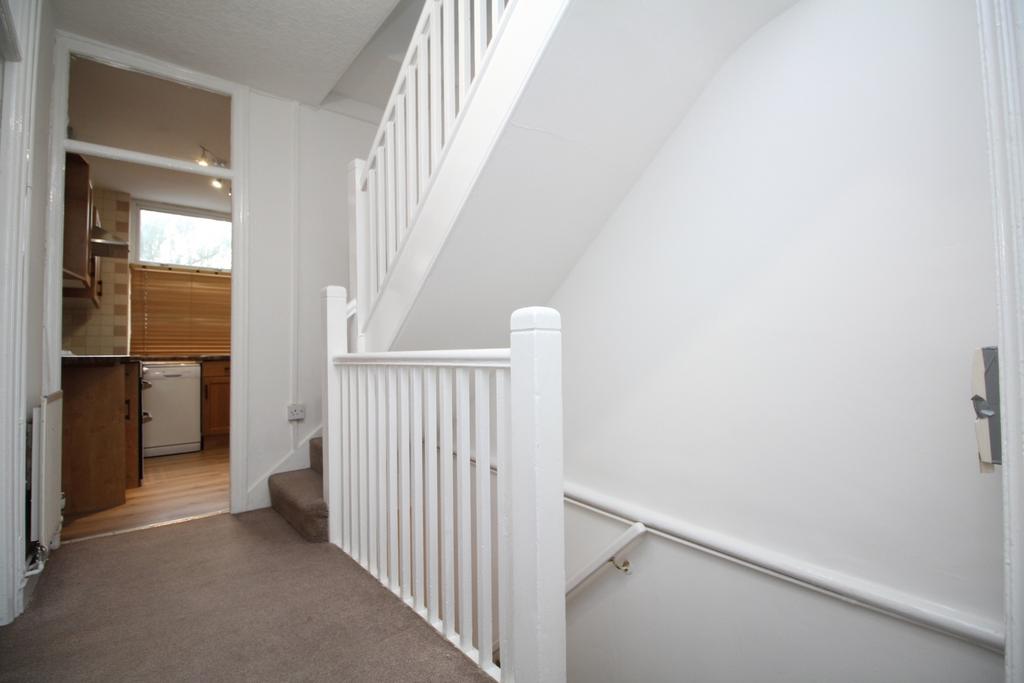 Falconwood Parade Welling DA16 3 bed maisonette - £1,800 pcm (£415 pw)