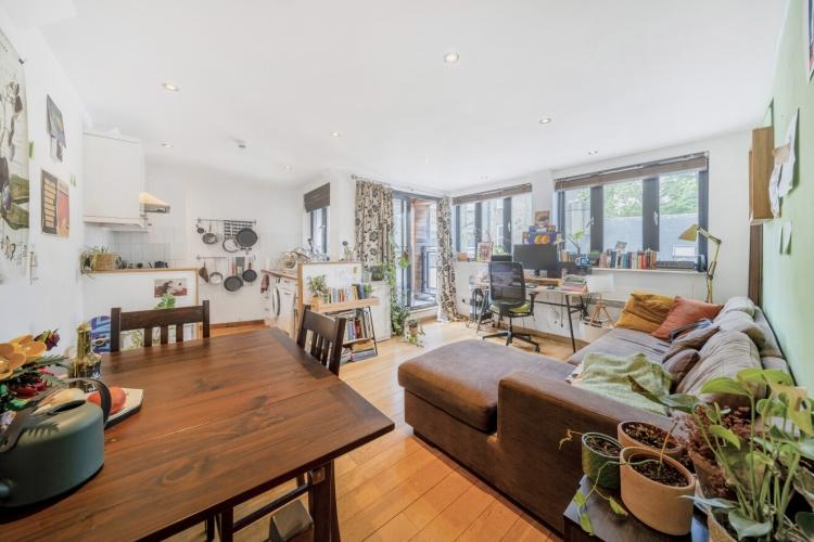 The Pavement Clapham SW4 1 bed flat - £1,900 pcm (£438 pw)