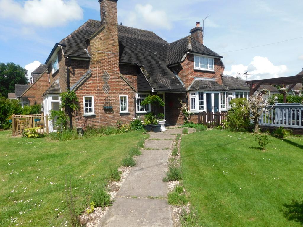 River Way, Christchurch BH23 4 bed detached house - £925,000