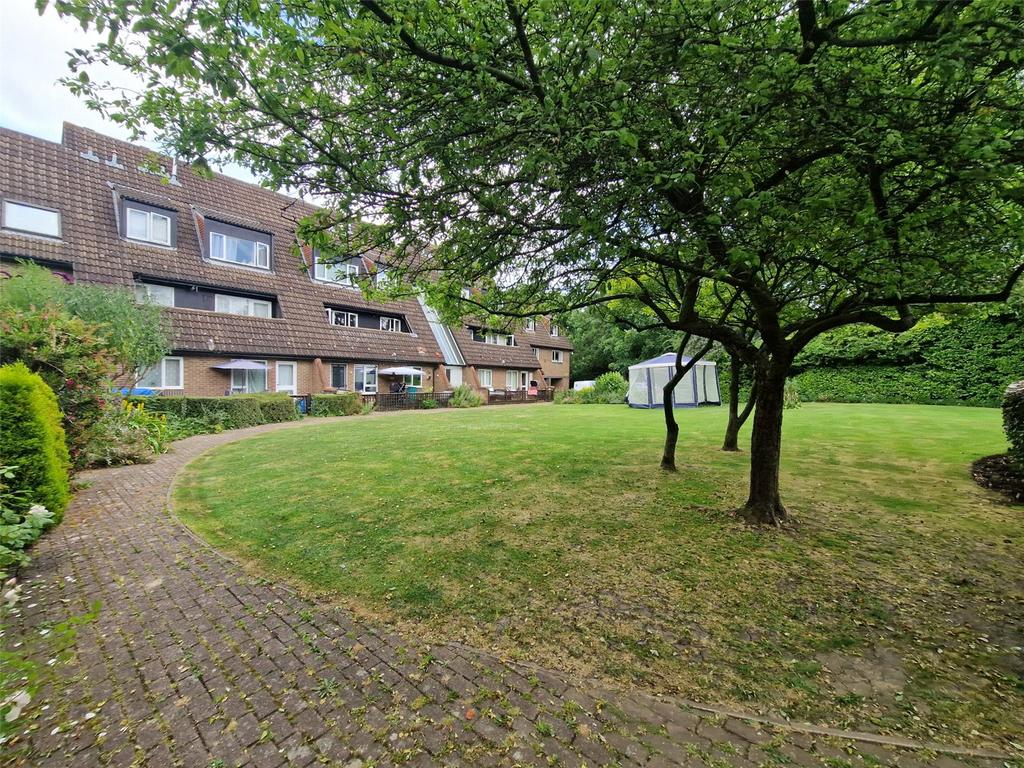 Abbeyfields Close, Park Royal... Studio - £1,200 pcm (£277 pw)