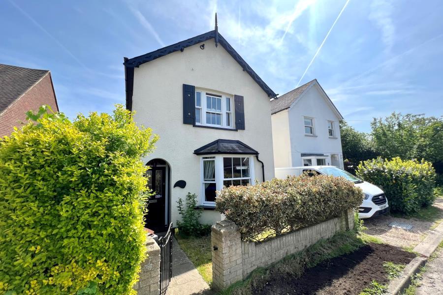 Hatch Close, Addlestone KT15 3 bed detached house to rent - £2,295 pcm ...