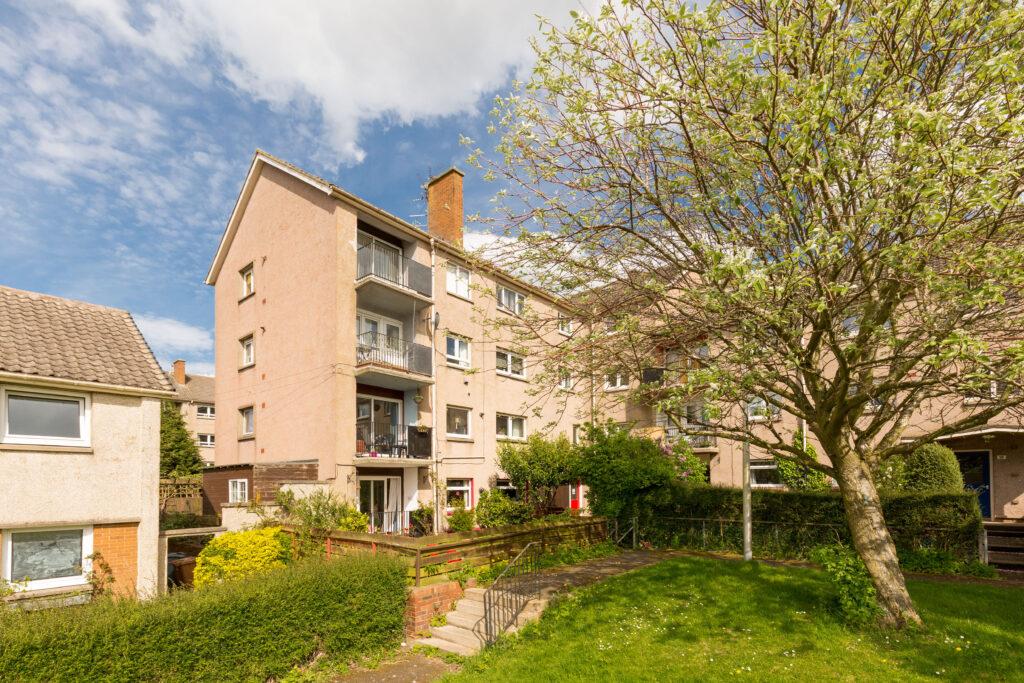 12/3 Oxgangs Crescent, Oxgangs, EH13 9HH 1 bed ground floor flat - £110,000