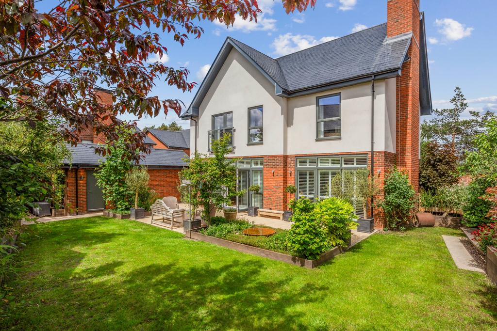 Longcross 4 bed detached house for sale - £1,095,000