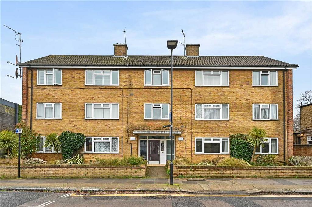 Sutton Lane North, Chiswick 2 bed apartment - £2,000 pcm (£462 pw)