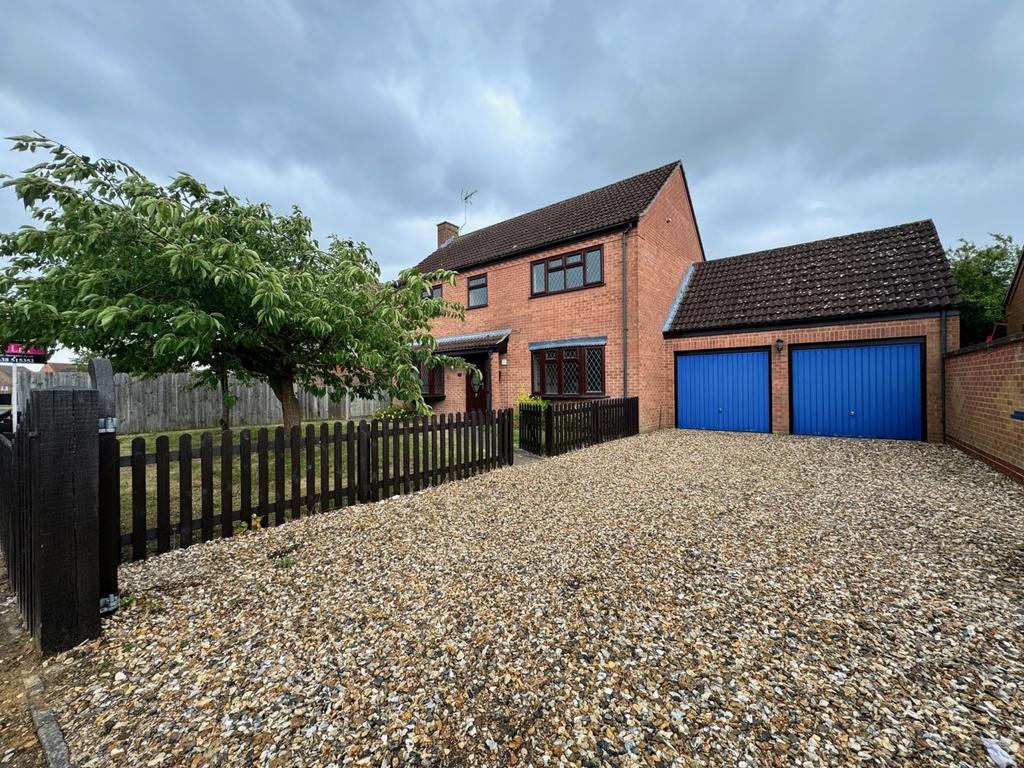 Hawthorn Walk, Beck Row, Suffolk, IP28 3 bed detached house - £1,600 ...