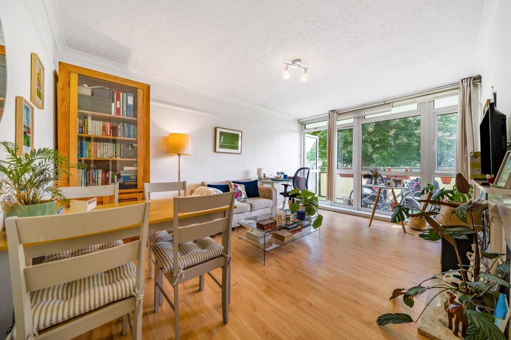 Winterfold Close, Southfields 1 bed flat - £280,000