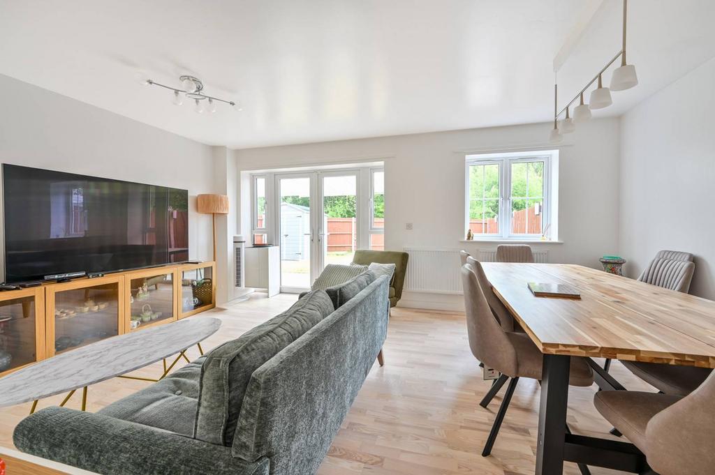 Halifax Close, Fairlands, Guildford, GU3 5 bed semi-detached house - £ ...