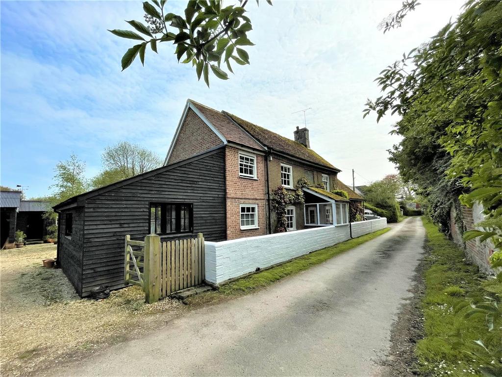 Martin, Fordingbridge, Hampshire, SP6 2 bed detached house - £570,000