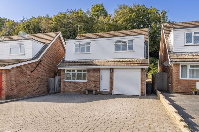 Hunters Way Uckfield 3 Bed Detached House For Sale £500 000