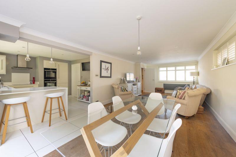 Hunters Way Uckfield 3 Bed Detached House For Sale £500 000