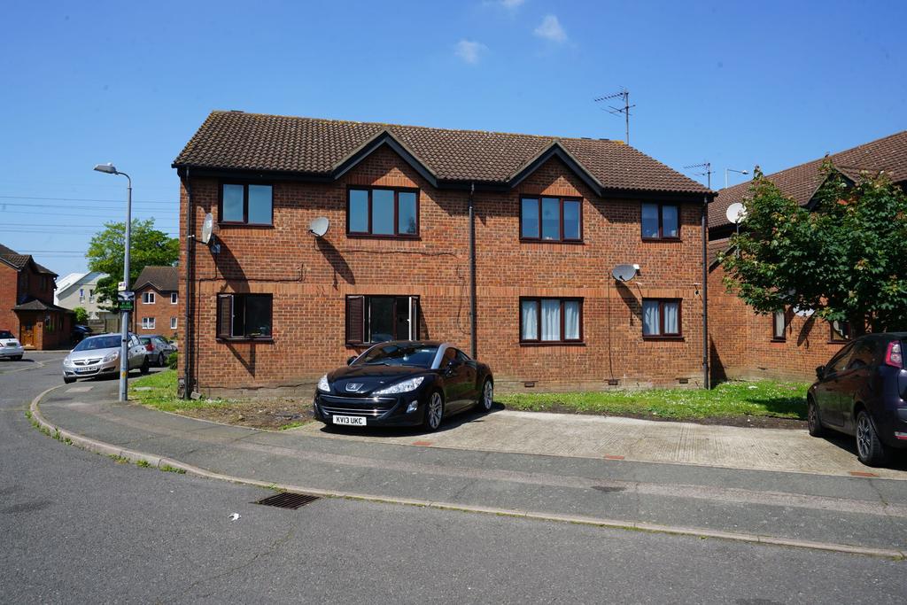 Oakley Close, Grays 2 bed apartment to rent - £1,150 pcm (£265 pw)