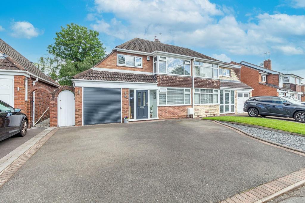 Richmond Grove, Stourbridge, DY8 4SF 3 bed semi-detached house - £369,995