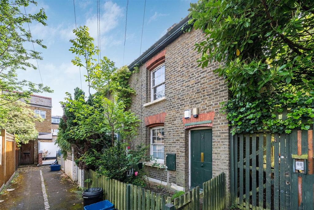 Malthouse Passage, Barnes, London, SW13 4 bed end of terrace house - £ ...