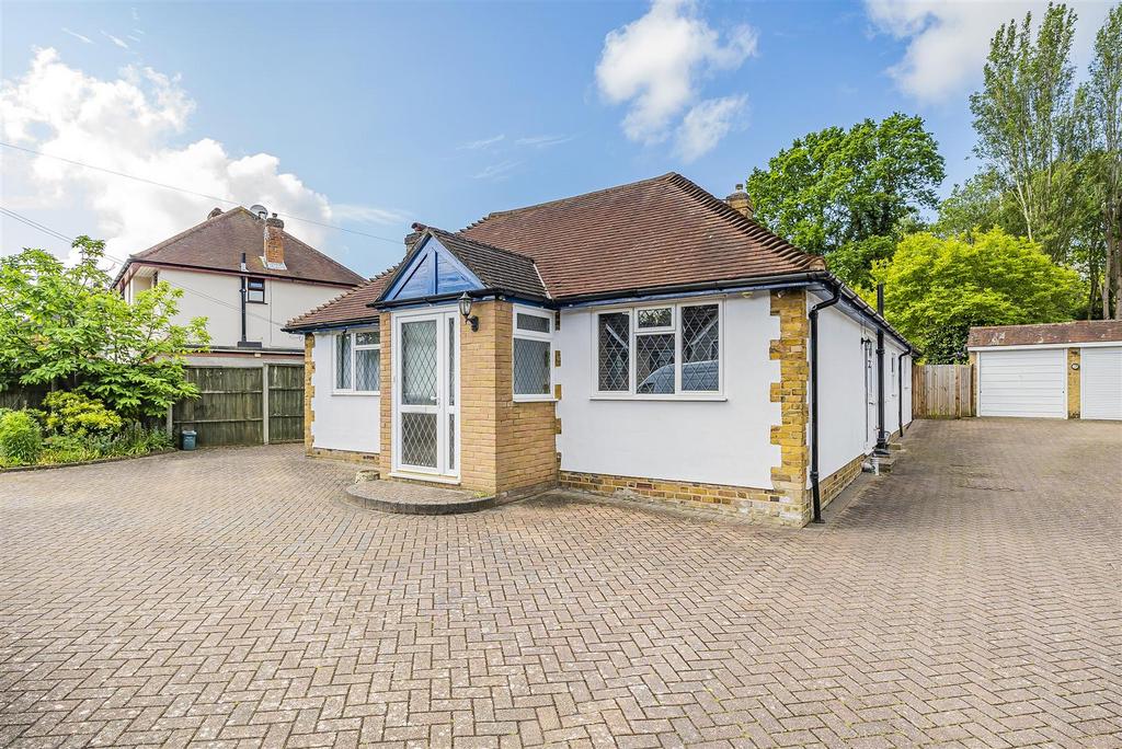 Longmeadow, Frimley GU16 4 bed detached bungalow for sale - £570,000