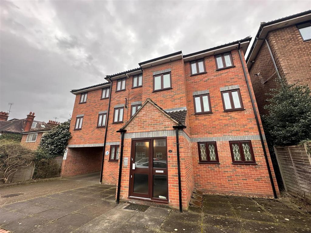 Essex Road, Watford WD17 Studio to rent - £925 pcm (£213 pw)